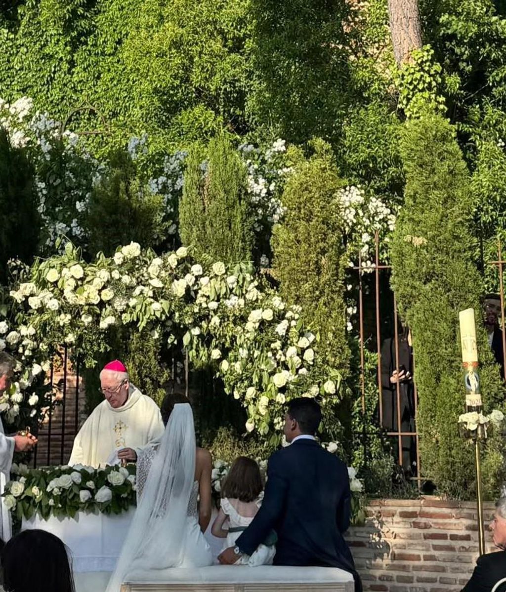 La boda de Jaime Lorente y Marta Goenaga: el papel de sus hijos y el baile 'Aserejé' a hombros