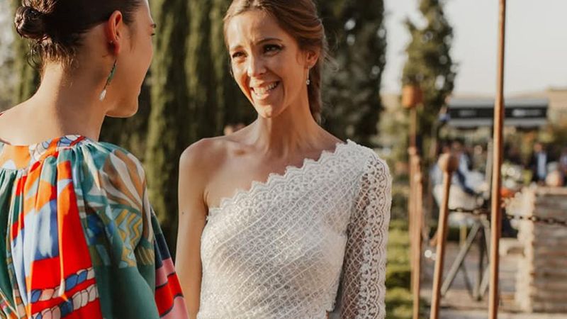 Los dos vestidos de novia de Marta Goenaga en su boda con Jaime Lorente, de corte asimétrico