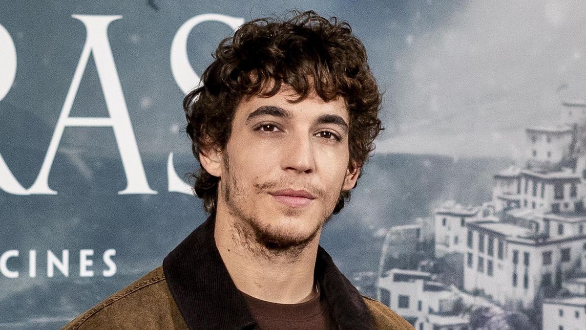 Miguel Herrán tiene nueva novia: sus románticos besos - Divinity