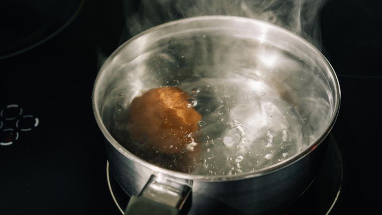 ¿Podemos cocer los huevos crudos junto con patatas o pasta?