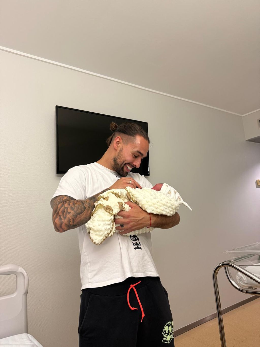 Jennifer Lara ya ha dado a luz a su hijo Asia, su primer hijo en común ...