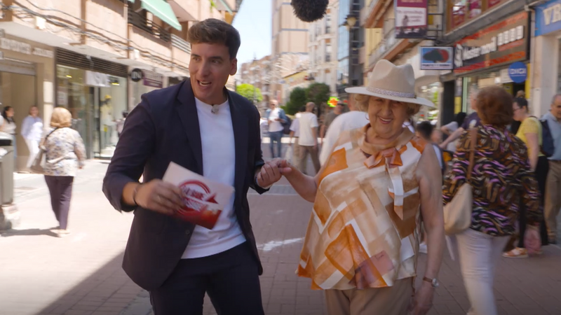 Una señora de Getafe sale corriendo al ver a Xuso Jones en ‘Lo sabe, no lo sabe’