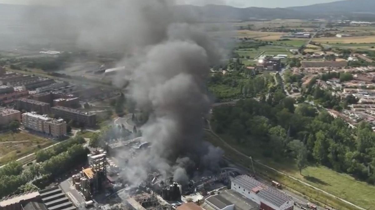 Un gran incendio sin heridos en la fábrica LEA de Vitoria provoca ...