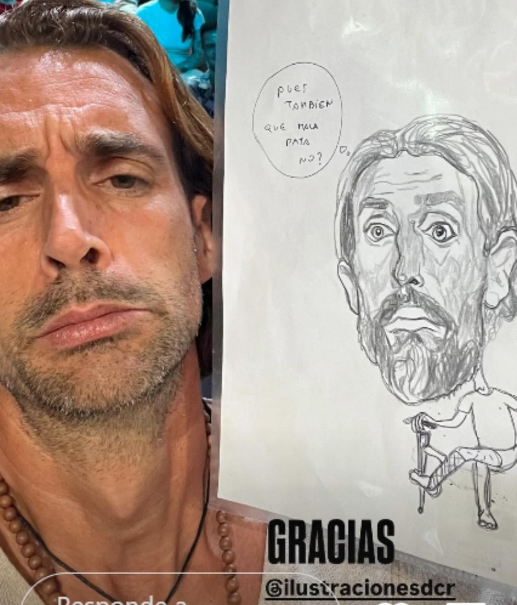 Álex Adrover muestra el regalo que ha recibido en el debate final ...