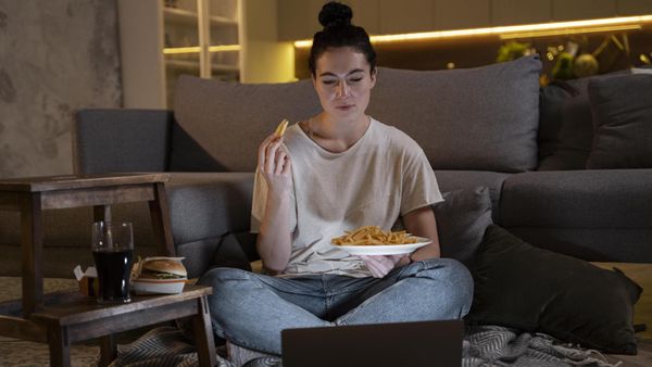 Comer tarde y aumento de peso: lo que revela la evidencia científica