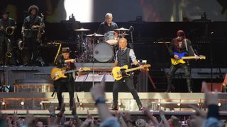 Springsteen invoca en el Reale Arena de San Sebastián el poder de su rock