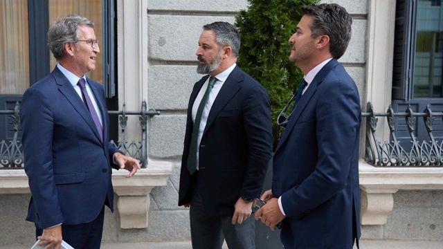 Alberto Núñez Feijóo y Santiago Abascal, reunidos tras la sesión de control