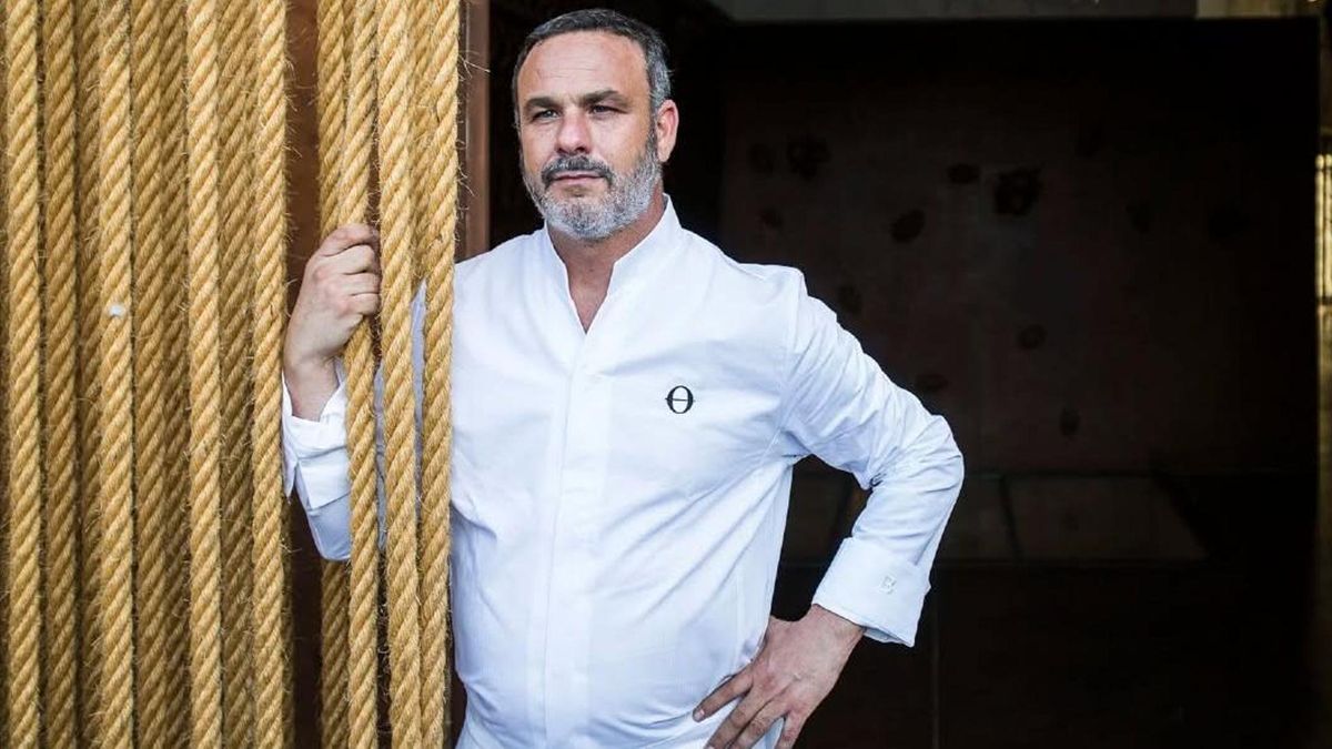 El truco fácil de Ángel León para desescamar pescado en casa