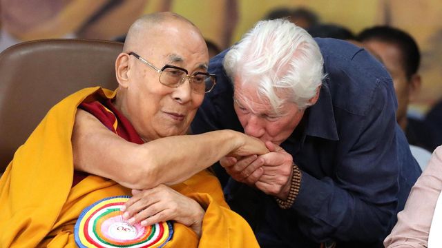 El actor Richard Gere sorprende al dalái lama en su 90 cumpleaños