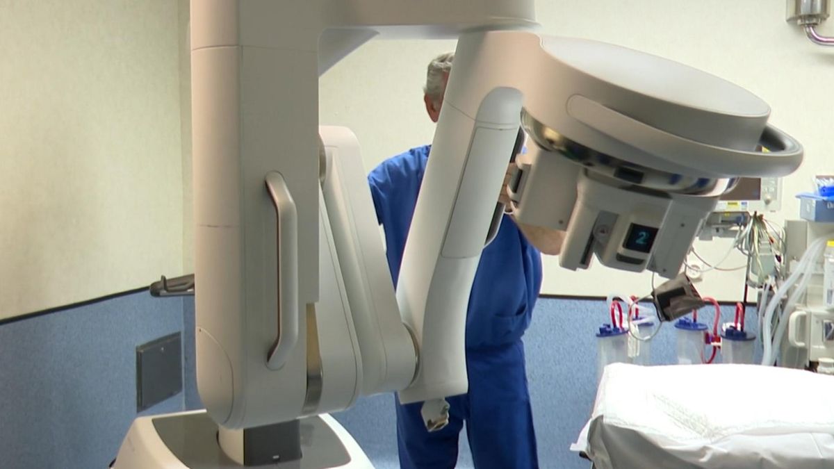 El robot quirúrgico más avanzado del mundo ya opera en un hospital de ...