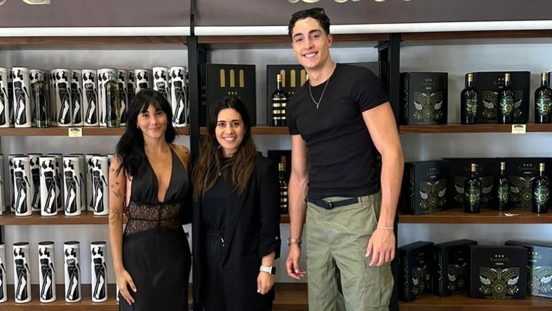 Aitana y Plex visitan una bodega en Toro, el pueblo del youtuber en Zamora