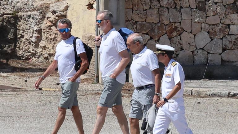 El rey Felipe se embarca en el Aifos antes de comenzar su semana de ...