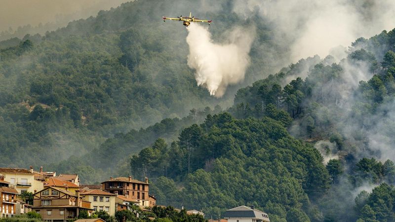 Las llamas en Ávila obligan a confinar la localidad de El Arenal ante la previsión de que el ...