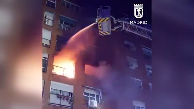Cinco atendidos por el incendio en un piso de Vallecas, Madrid