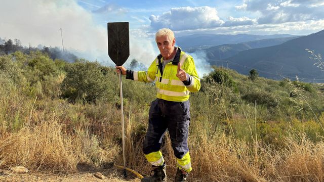 Isidro, arropado por sus vecinos tras ser detenido acusado de provocar un incendio
