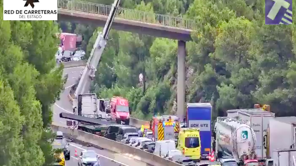 Un camión pierde la carga y provoca un accidente en la AP-7 en Tarragona