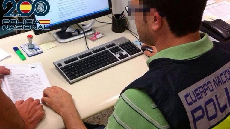 Detenidos en Denia tras obtener del teléfono de una amiga imágenes íntimas