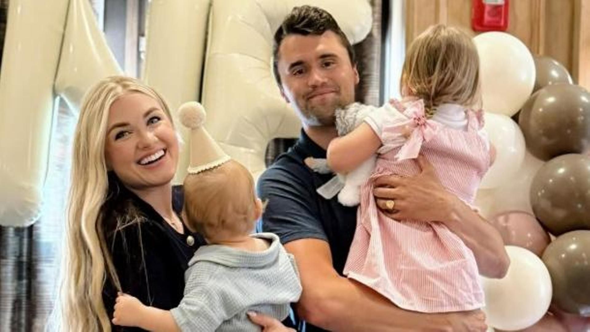 La esposa de Charlie Kirk está demasiado devastada para contarle a sus hijos que "papá no ...