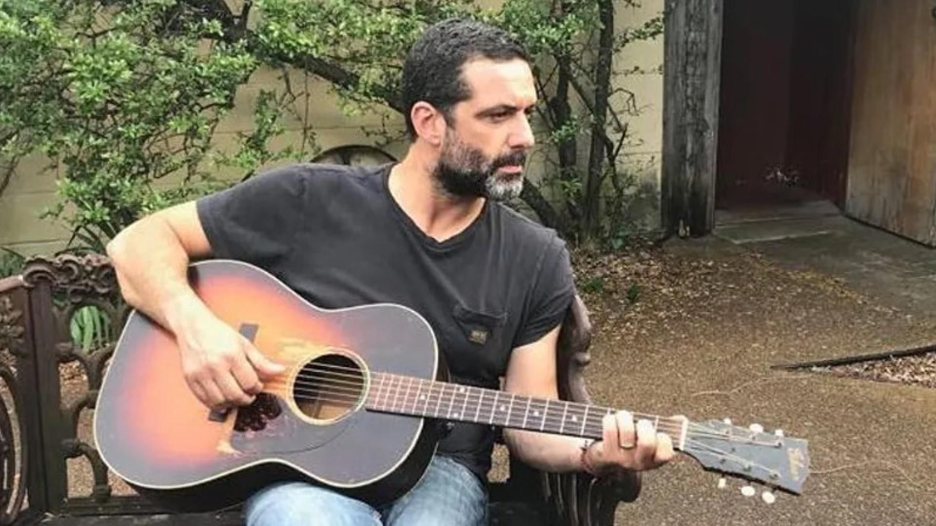 Jaime Anglada, cantante y amigo del rey Felipe VI, recibe el alta hospitalaria