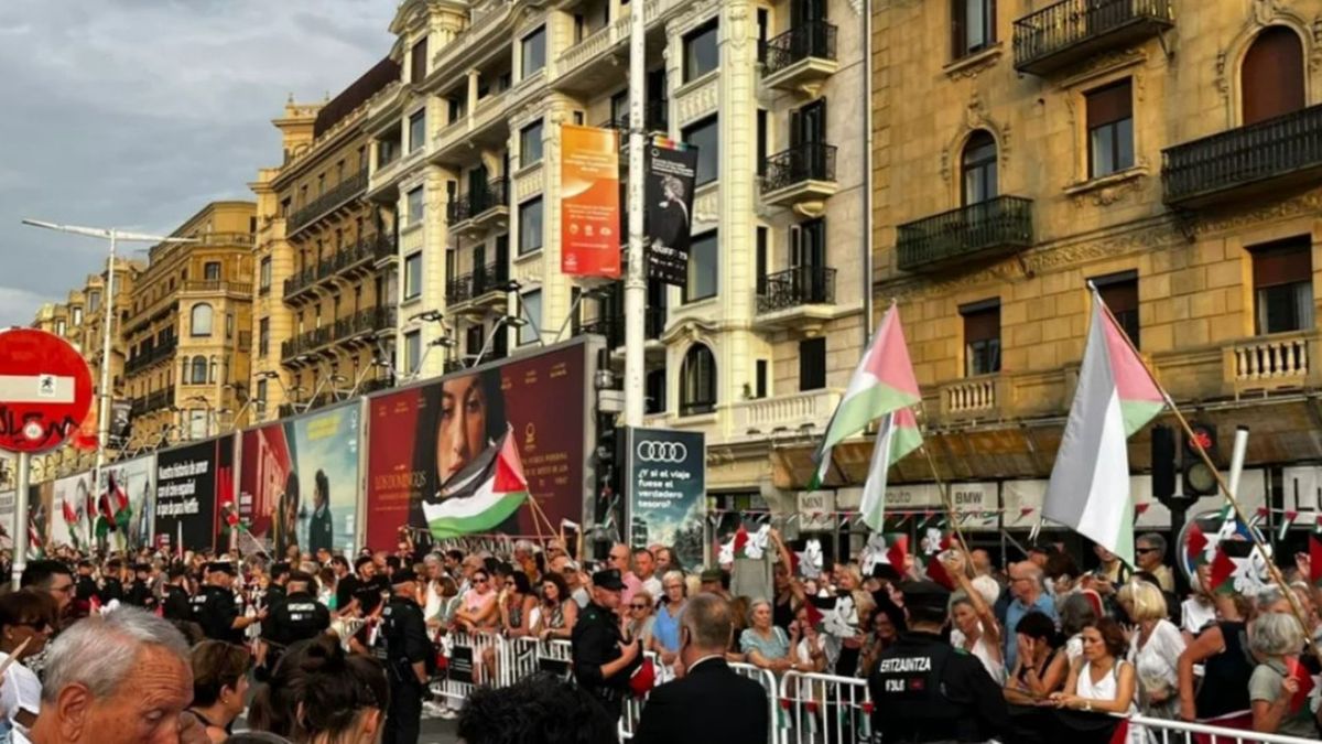 Concentración por Gaza ante el Kursaal antes de la gala del Festival de ...