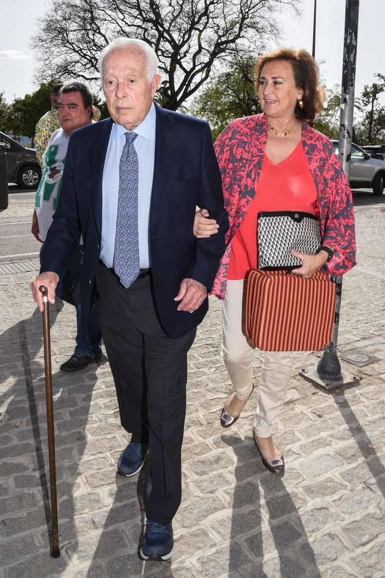 Carmen Tello, tras el ingreso de Curro Romero a los 91 años: "Dios quiera que se ponga bien"