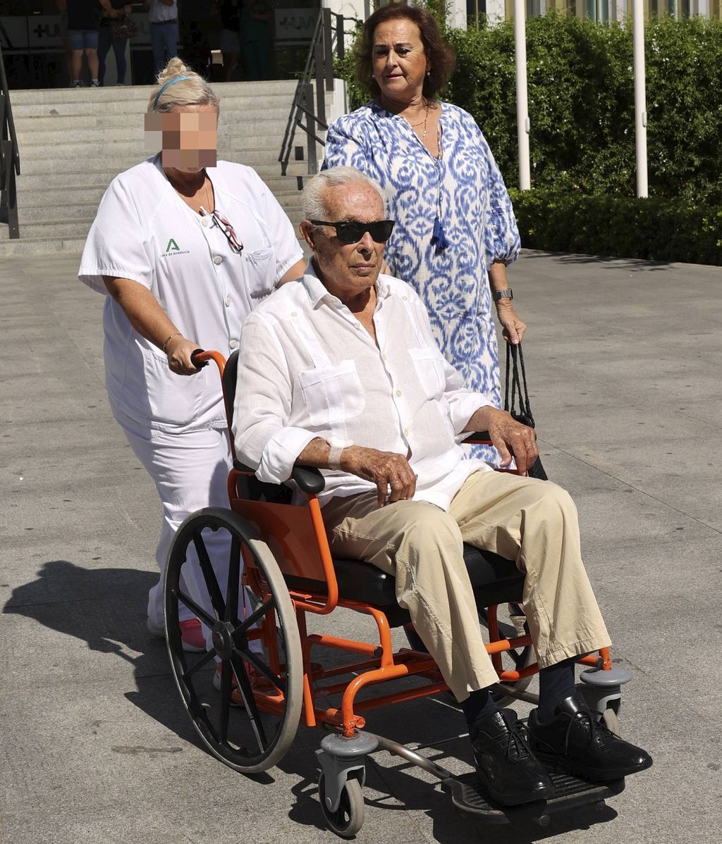 Primeras fotos de Curro Romero tras recibir el alta hospitalaria: en silla de ruedas y con ...