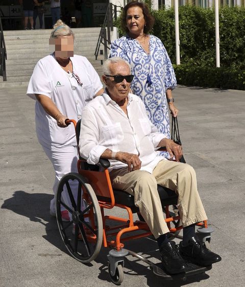 Primeras fotos de Curro Romero tras recibir el alta hospitalaria: en silla de ruedas y con ...