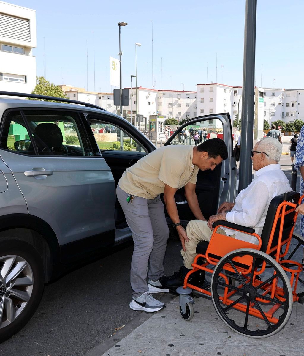 Primeras fotos de Curro Romero tras recibir el alta hospitalaria: en silla de ruedas y con ...