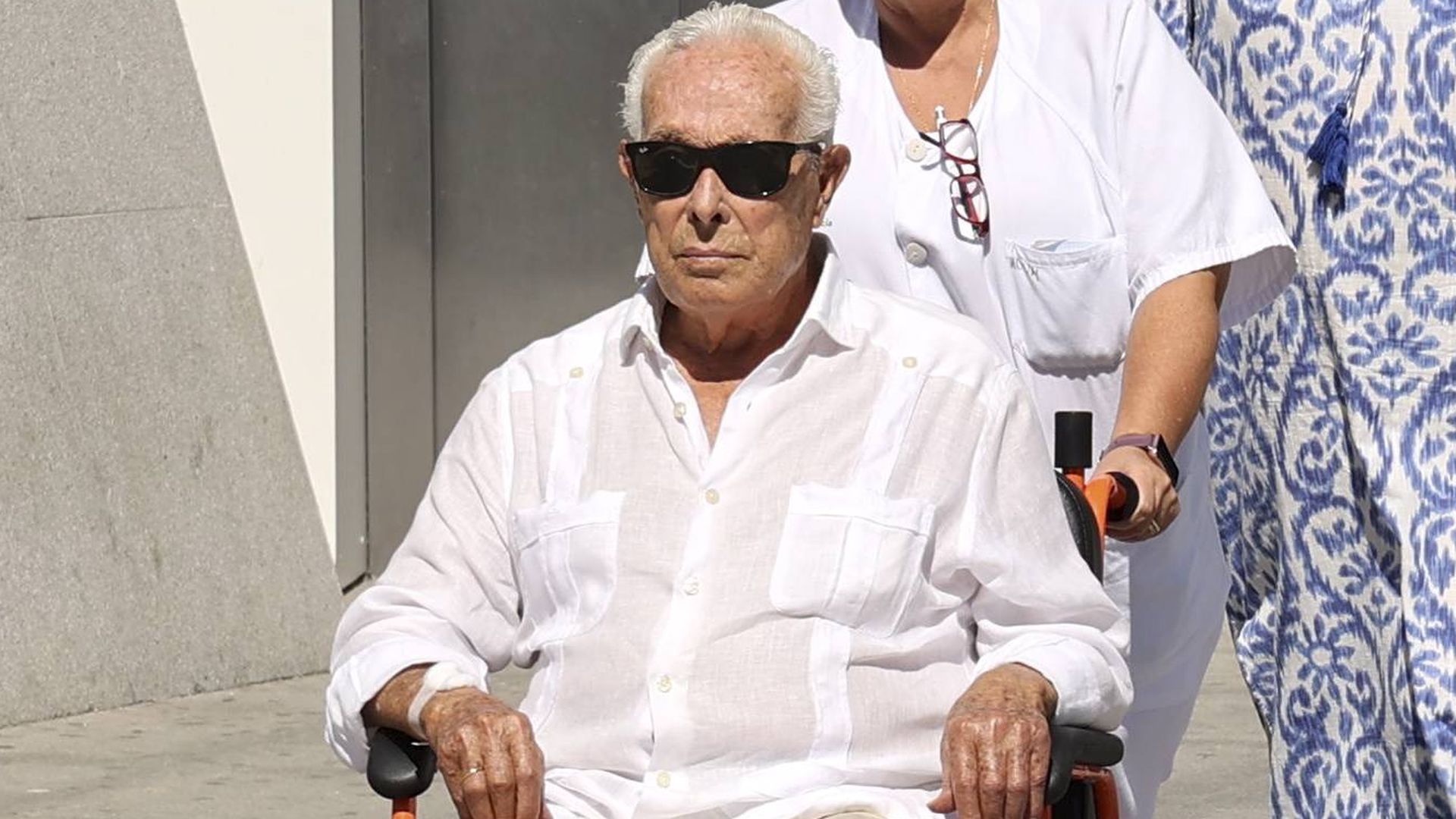 Primeras fotos de Curro Romero tras recibir el alta hospitalaria: en silla de ruedas y con ...