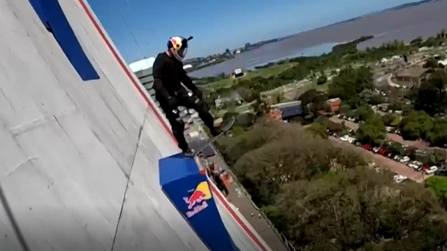 Un skater profesional rompe dos récords Guinness al descender de un ...