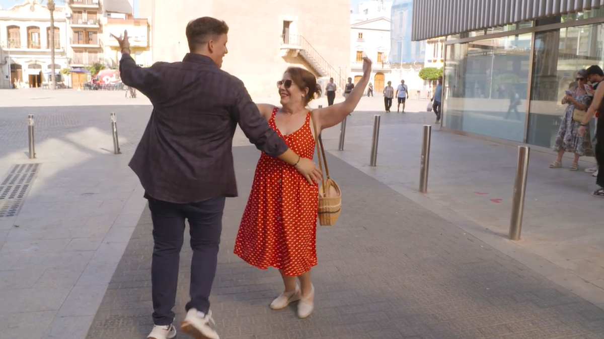 Xuso Jones alucina con la autoinvitacion de una transeúnte a Lo sabe ...