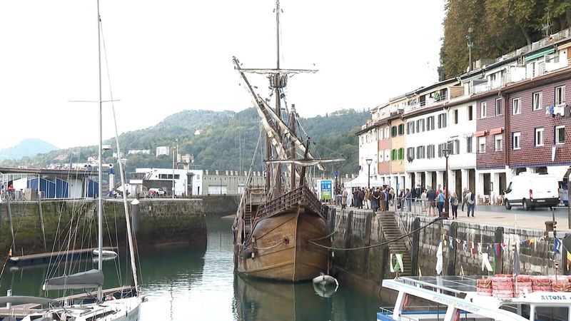 La nao Santa María de Cristobal Colón atraca, por primera vez, en Donostia