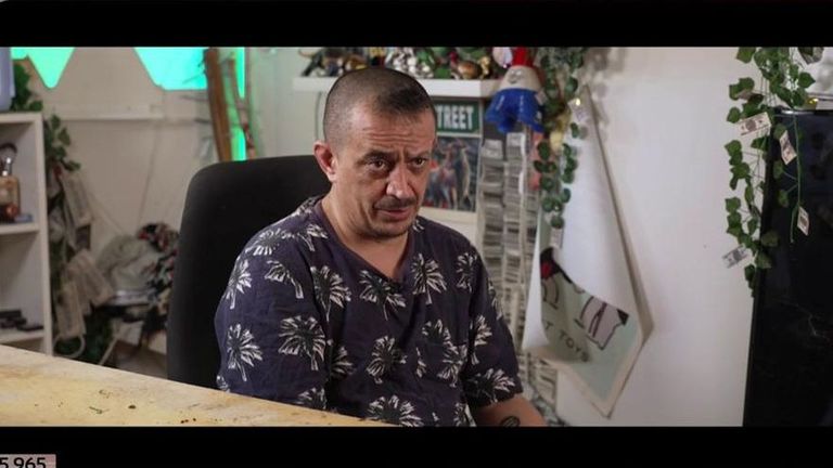 De economista de éxito a mendigo digital: Simón Pérez contempla "dos ...