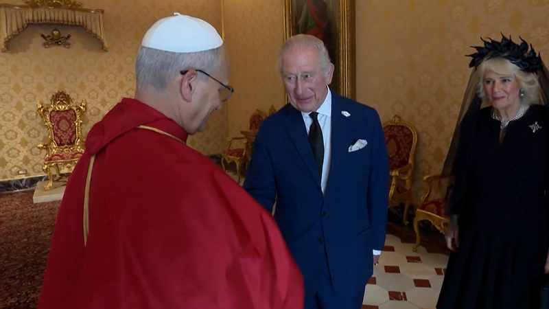 El rey Carlos III y el papa León XIV rezan juntos en la Capilla Sixtina