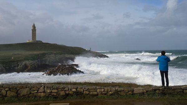 Las costas gallegas, en alerta ante fuertes rachas de viento y un ...