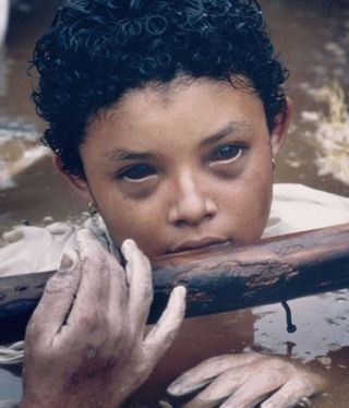 Omayra Sánchez, la niña de 13 años que afrontó su muerte bajo el lodo y ...