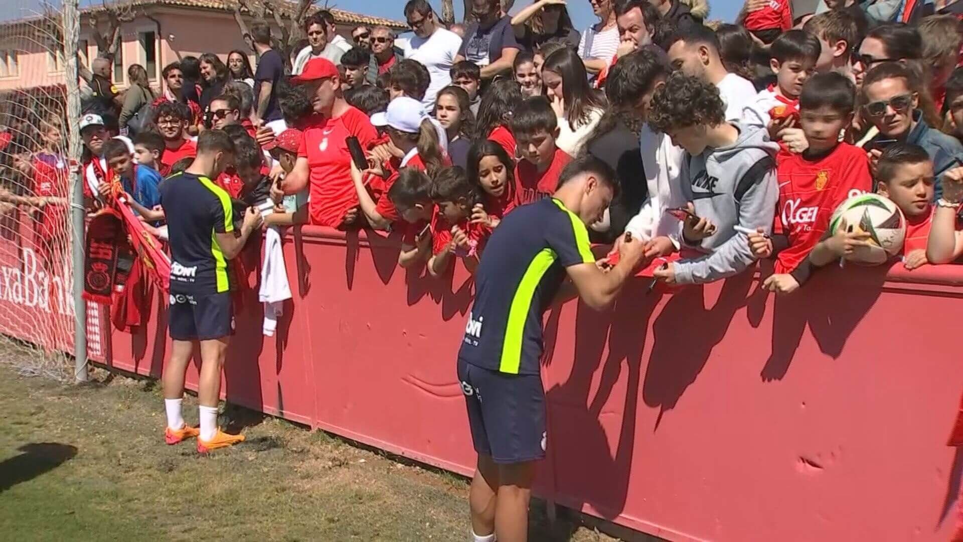 La afición del Mallorca arropa al equipo antes de la final