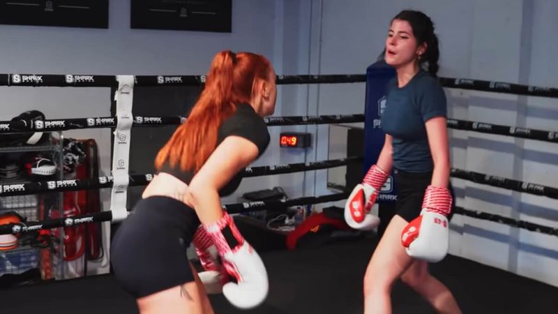 Ari Geli reta a Alana para prolongar el rey de los combates en La ...