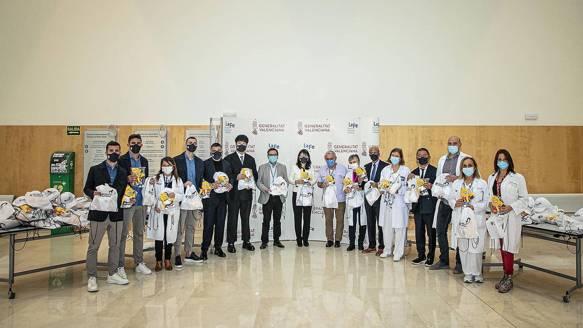 Kiat Lim y el Valencia visitan a los hospitales valencianos