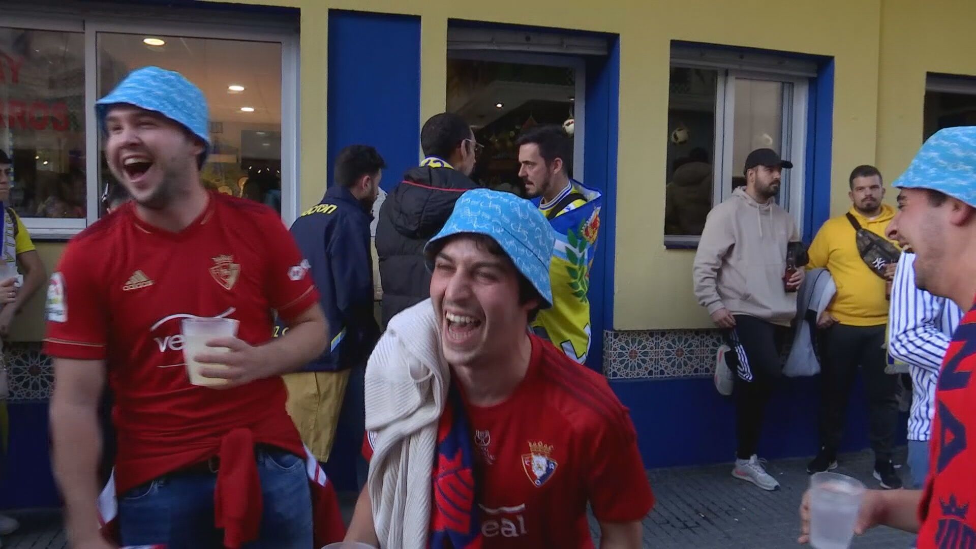 'Los chicos del gorro', los aficionados más virales del Osasuna