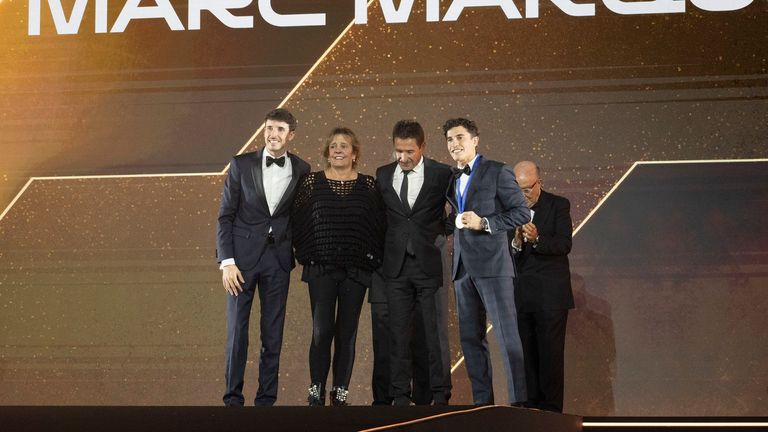 La familia de Marc Márquez, en la gala de MotoGP: las lágrimas de su ...