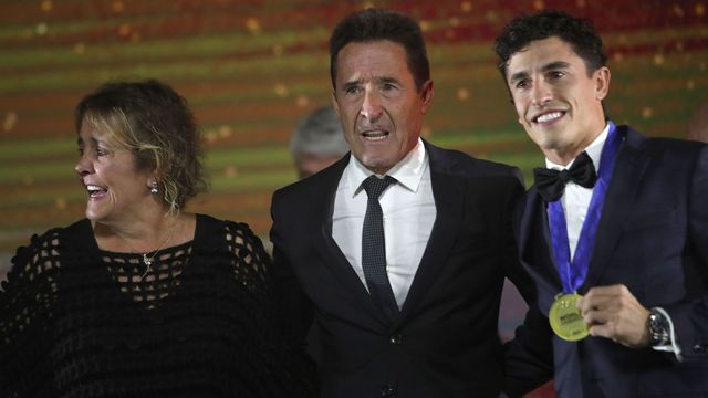 La familia de Marc Márquez, en la gala de MotoGP: las lágrimas de su ...