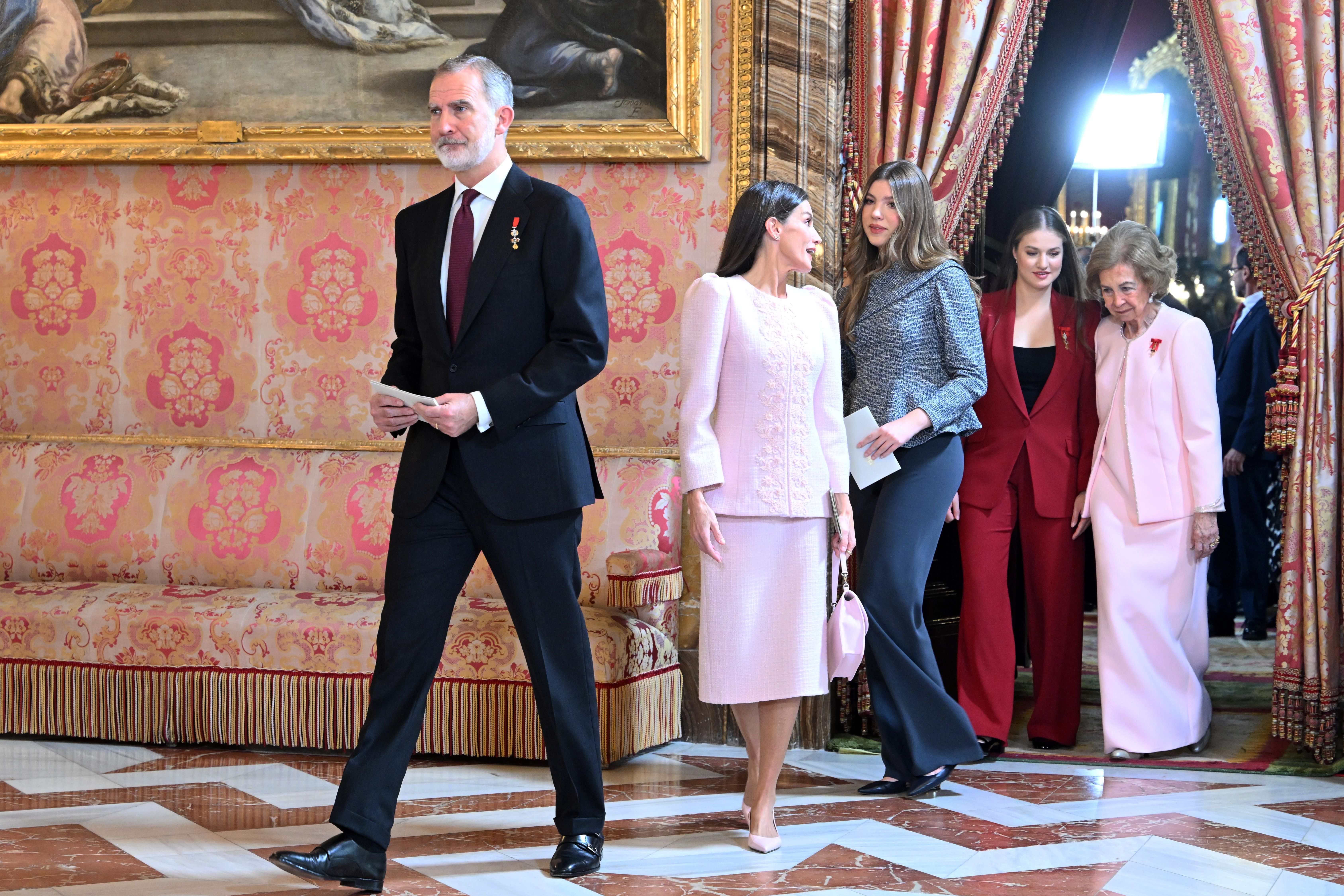 La reina Letizia interrumpe el besamanos del Toisón de Oro para hacer ...