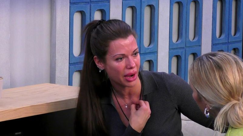 Patricia se rompe y acaba pidiéndole perdón a Aroa tras una discusión ...