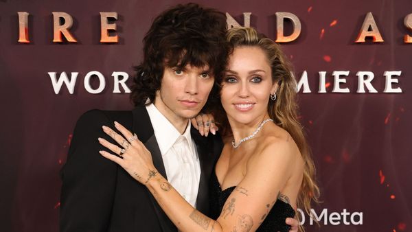 Miley Cyrus y su impresionante anillo de compromiso de casi 400.000 ...