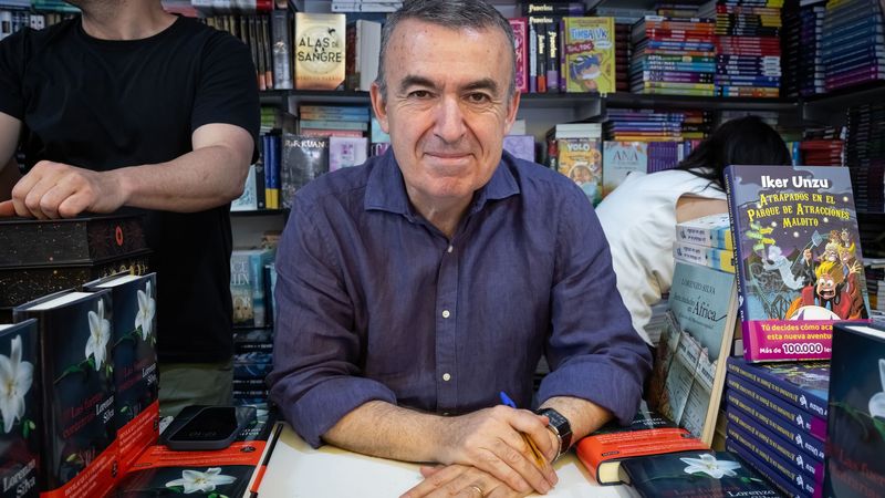 Lorenzo Silva reúne 40 años en su nuevo libro: “La poesía de Robe me ...
