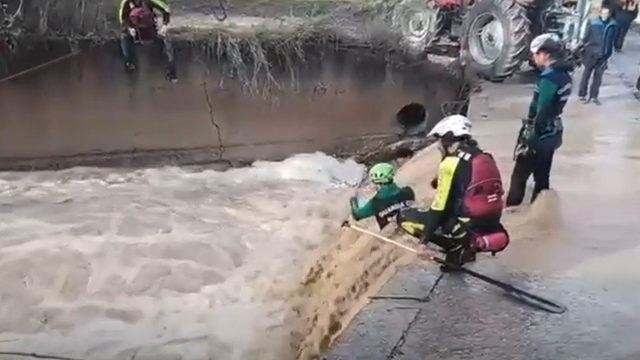 Hallan la moto del joven arrastrado por un arroyo en Íllora, Granada