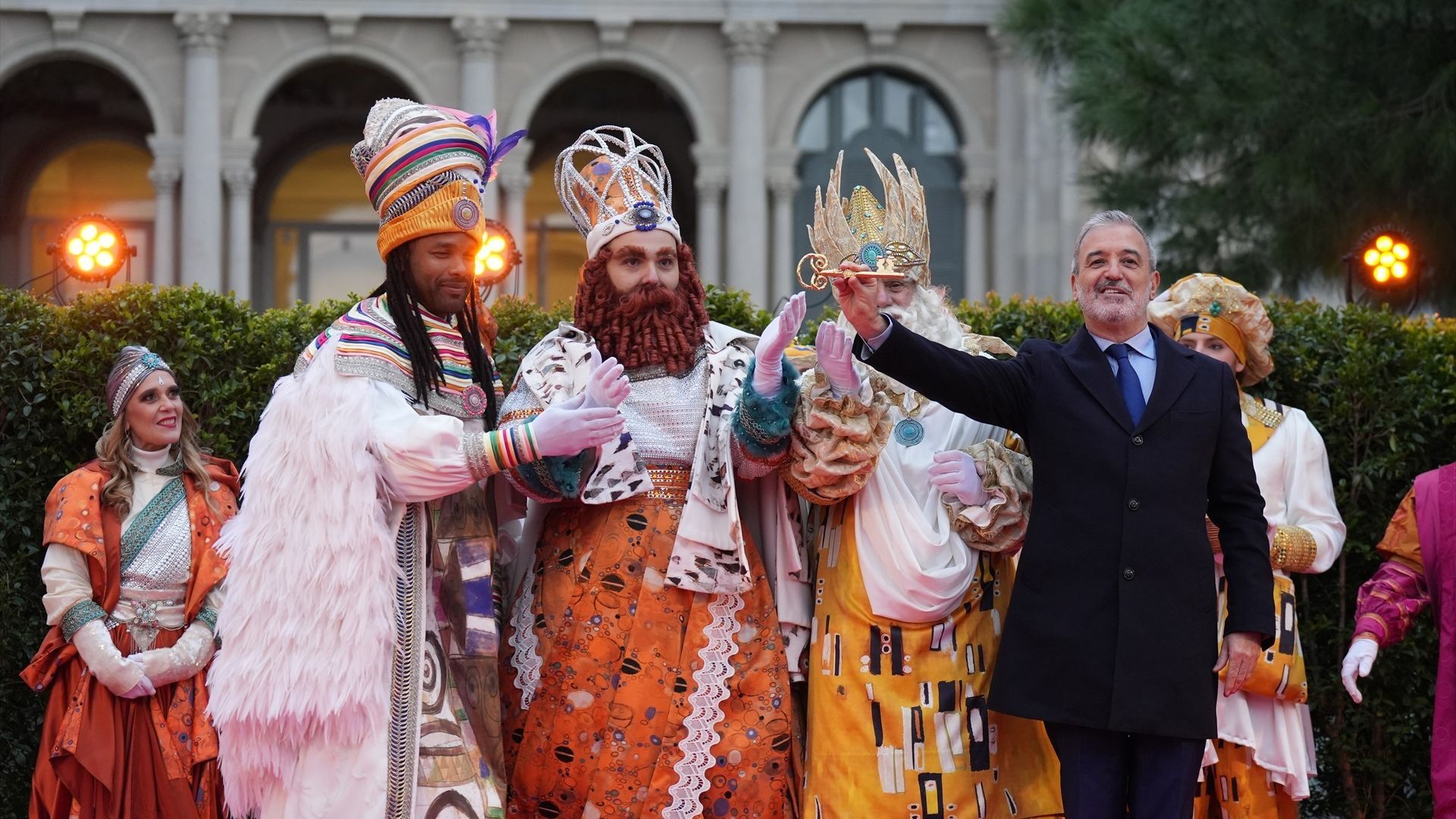 Cabalgata de los Reyes Magos 2026: Sus Majestades saludan a los niños ...