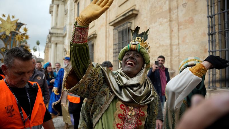 Juanma Moreno se convierte en Rey Baltasar por un día y promete ...