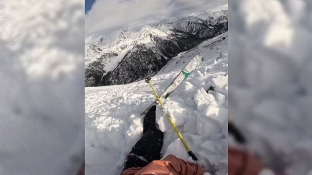 El impactante vídeo de una esquiadora en Andorra tras ser arrastrada ...